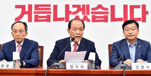 비상대책위원회의에서 발언하는 황우여