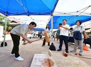 [국제포토] 떡메치기 체험, 떡이 따라와요