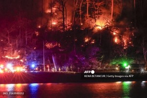 밤을 붉게 비추는 제닝스 크릭 산불