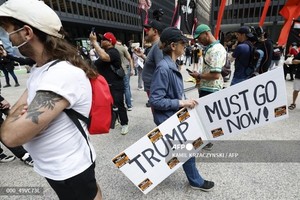 '트럼프 당장 떠나라'