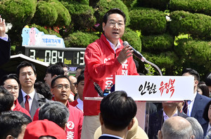 [국제포토] 인천시민의 박수갈채 속 연단에 오른 유정복